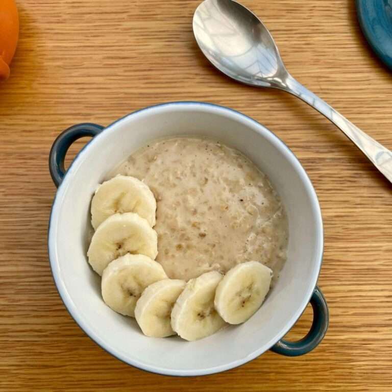 Healthy Peanut Butter Porridge - Cinnamon and Kale