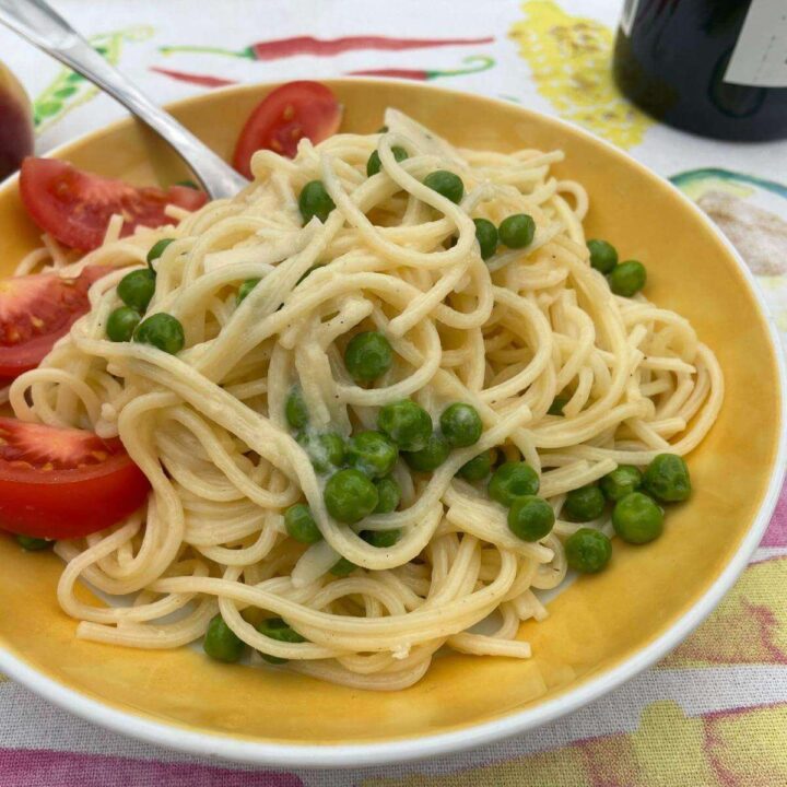 Easy Vegetarian Carbonara with Peas - Cinnamon and Kale